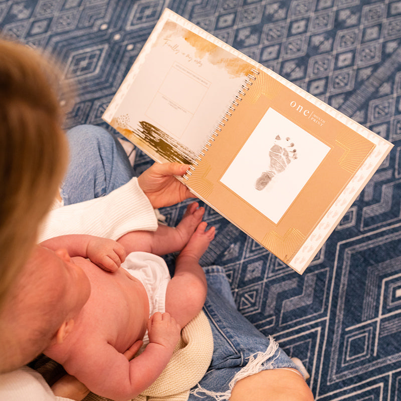 My Foot Book: Footprints Through the First Year – Lucy Darling